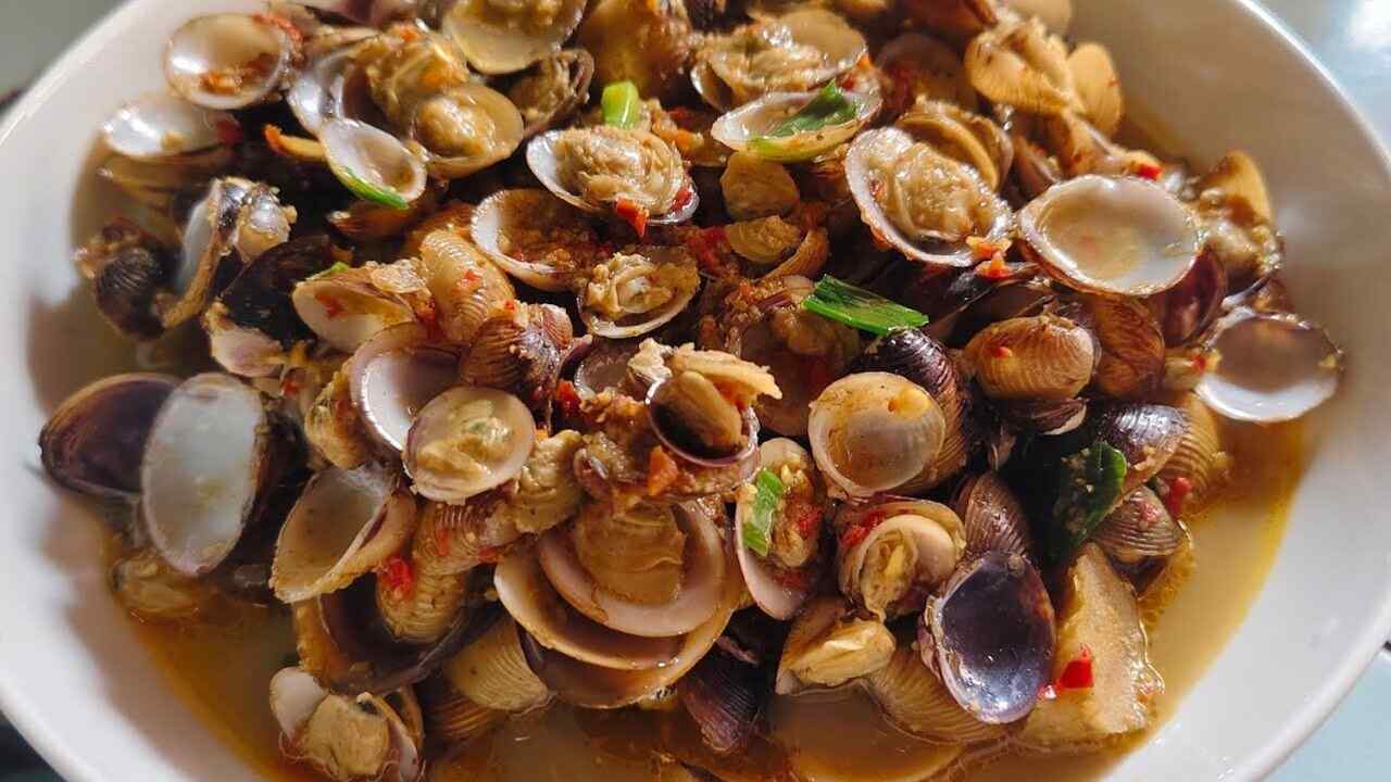 Sensasi Pedas yang Menggoda, Kerang Remis Kuah Pedas Jadi Primadona ...